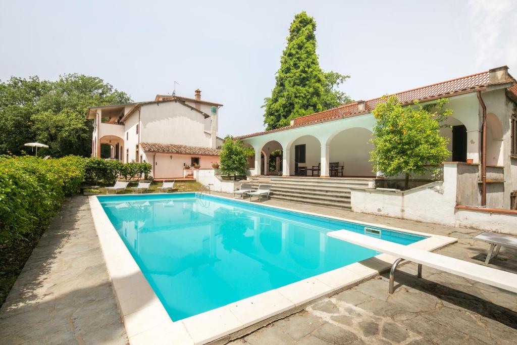 Exclusive 1970s villa with pool and garden by VacaVilla, Montefalcone ...