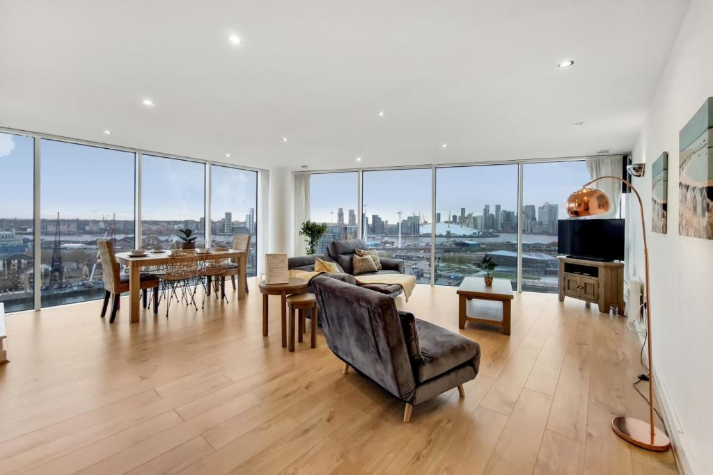 Deluxe Two Bed Apartment with River & City View, London (updated prices ...