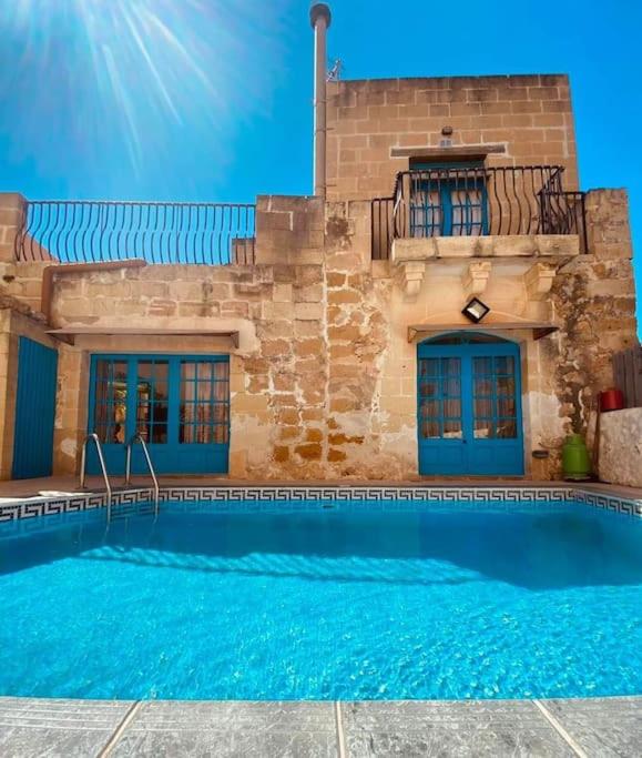 Semesterbostad Rustic 400 year old farm house with swimming pool (Malta ...