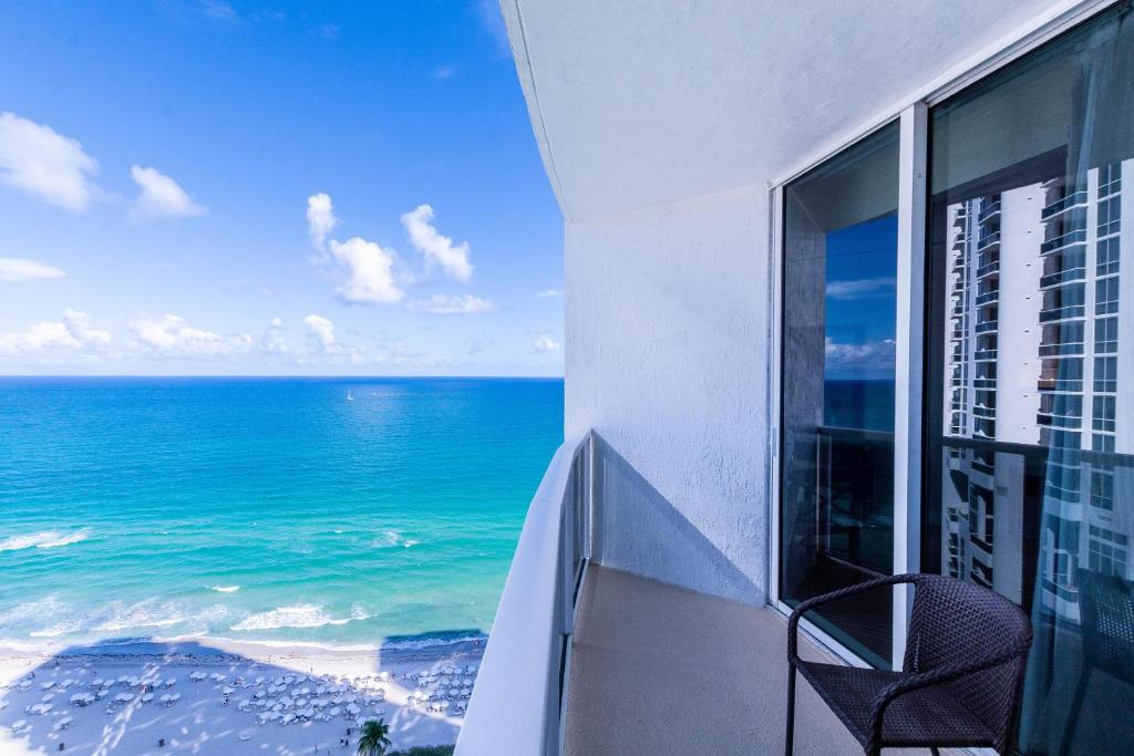 Trump International 1600 Sf Ocean Bay View Terrace 2 Bed 2 Bath, Miami ...