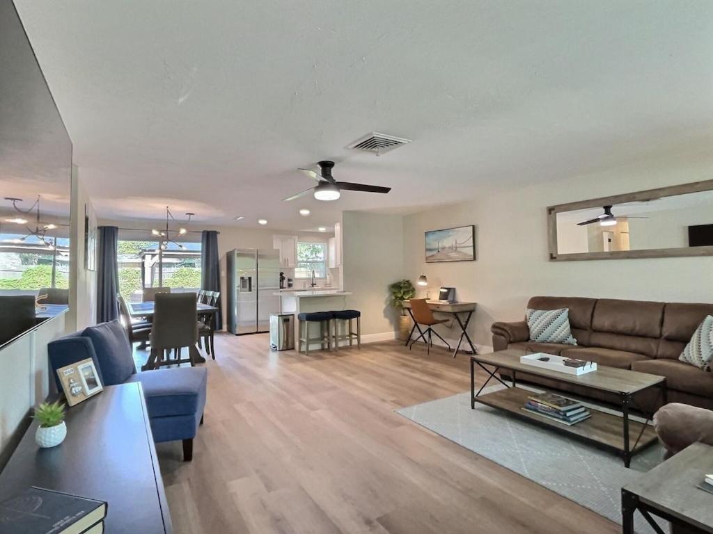 NEW Warm modern bliss just 10 minutes from Siesta Key beaches and ...