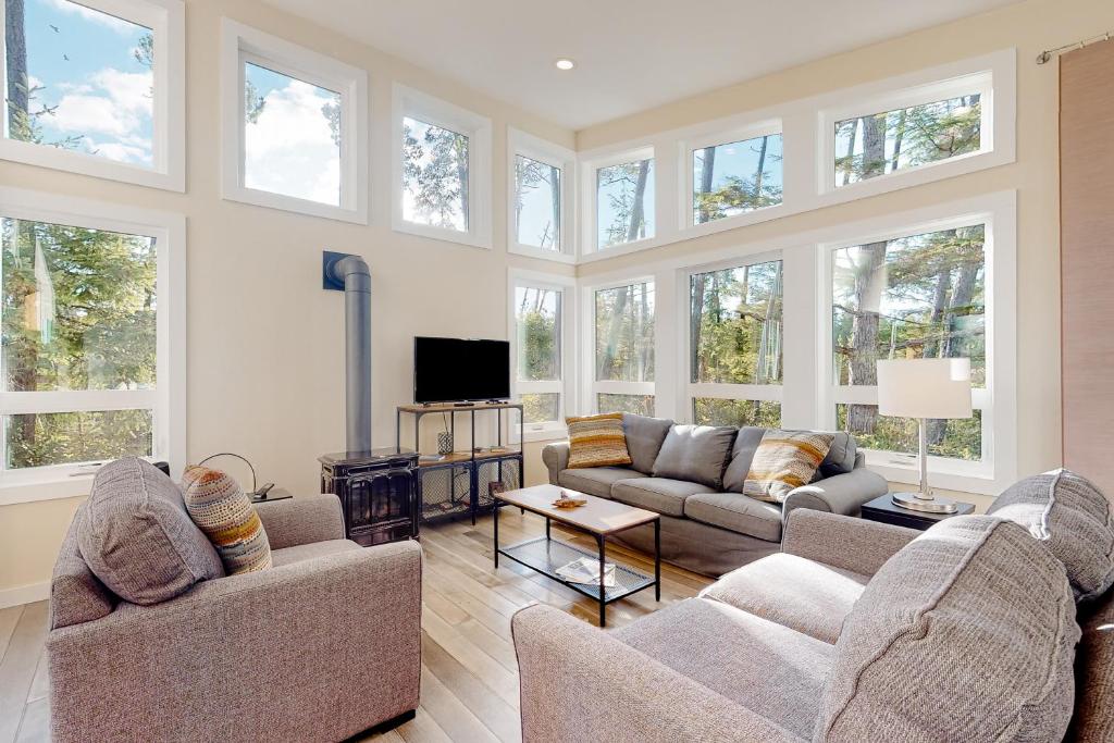 Tranquility Base, Manzanita (updated prices 2026)