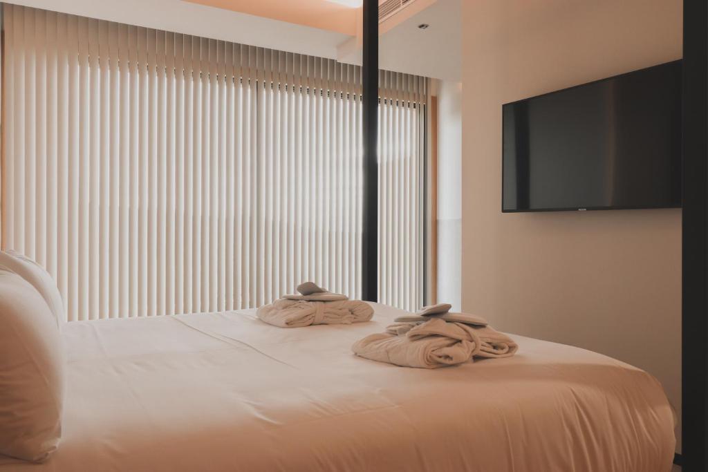 Atmos Hotel Boutique | Hotel in Outes, Spain