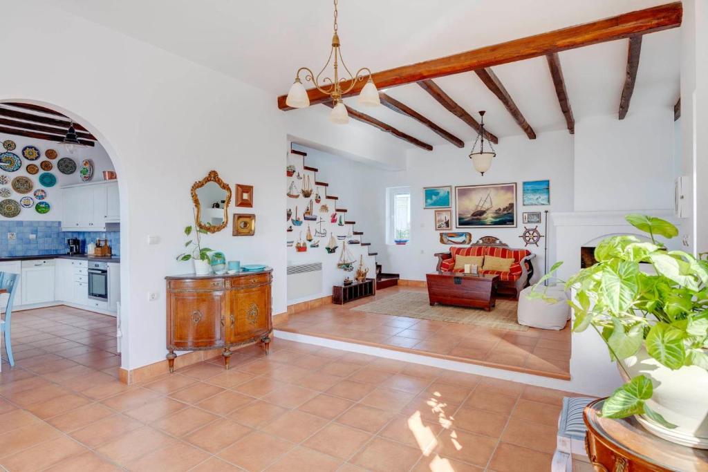 Cycladic Aura - Traditional Holiday Cottage, Finikas (updated prices 2025)