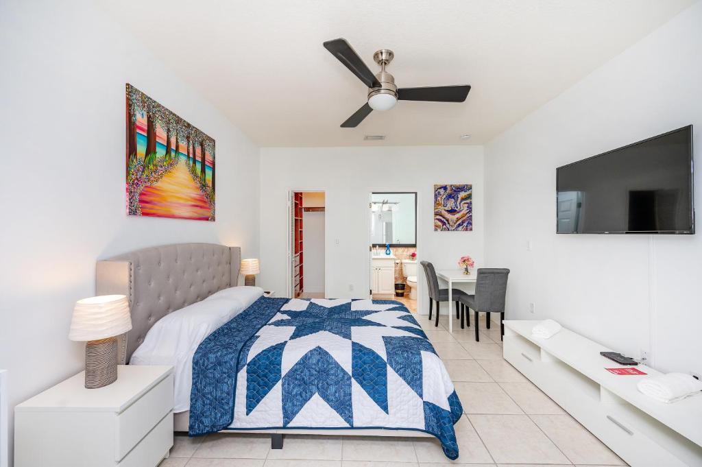 Adorable 1 bedroom studio with private entrance., Tamiami (updated ...