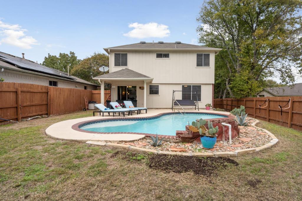 Enjoy Life *Amazing Pool Patio* 3 Bedroom 2.5 Bath Abode, Round Rock ...