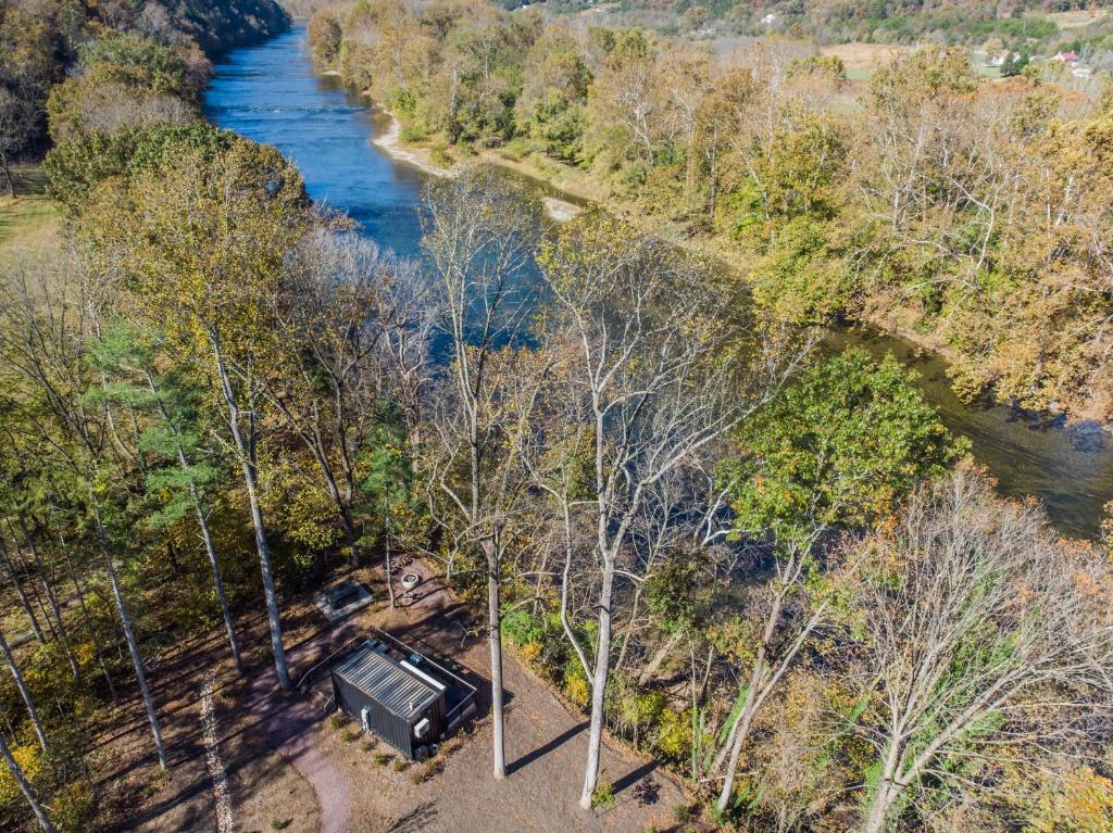 Modern Riverside Cabin w Hot Tub Fire Pit Kayaks, Rileyville – Updated ...