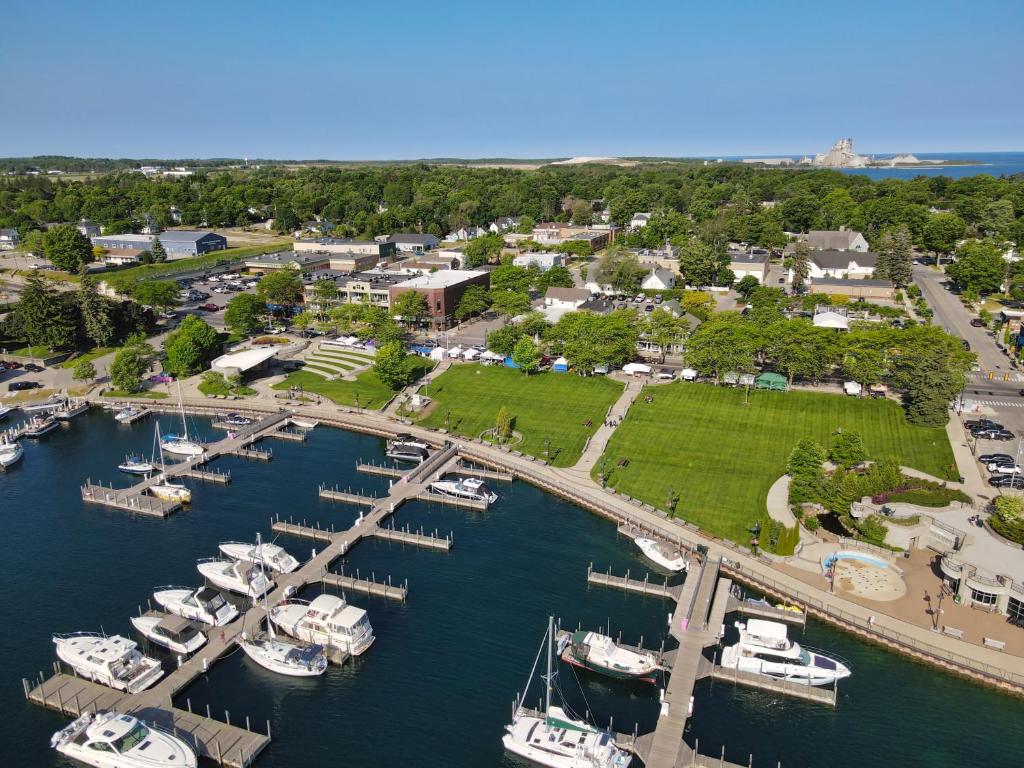 117B Edgewater Inn, Charlevoix (updated prices 2026)