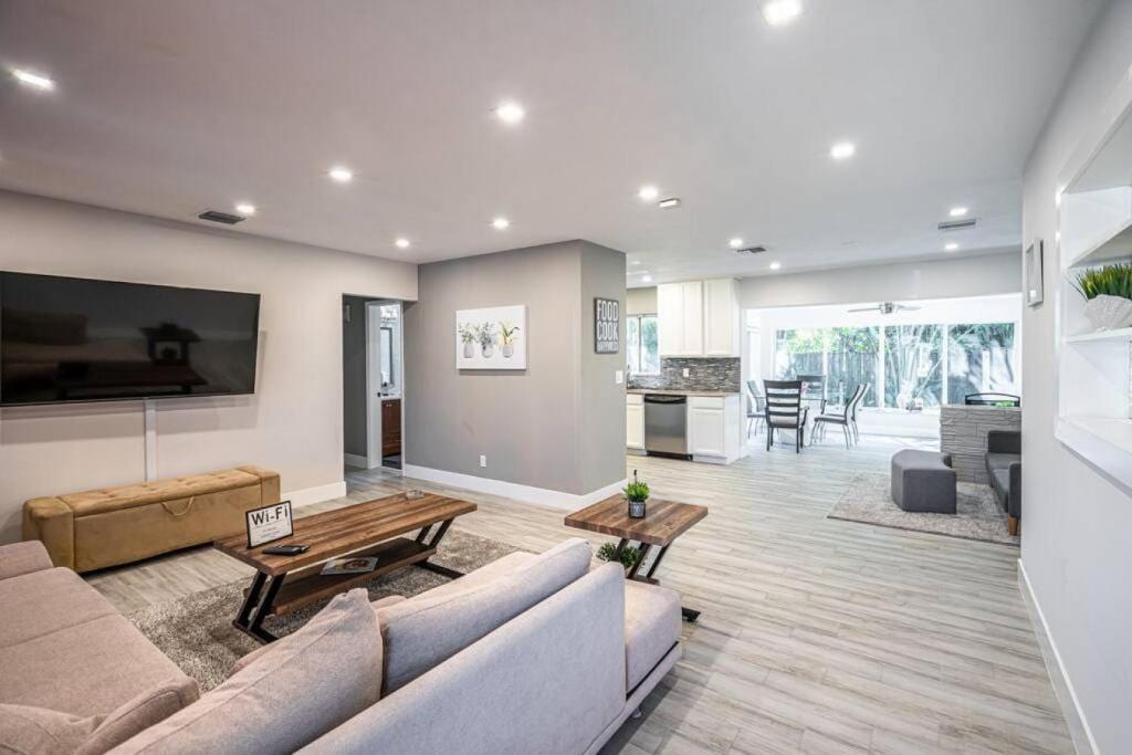 Wilton Tropical Oasis with Heated Pool and Hot Tub, Fort Lauderdale ...