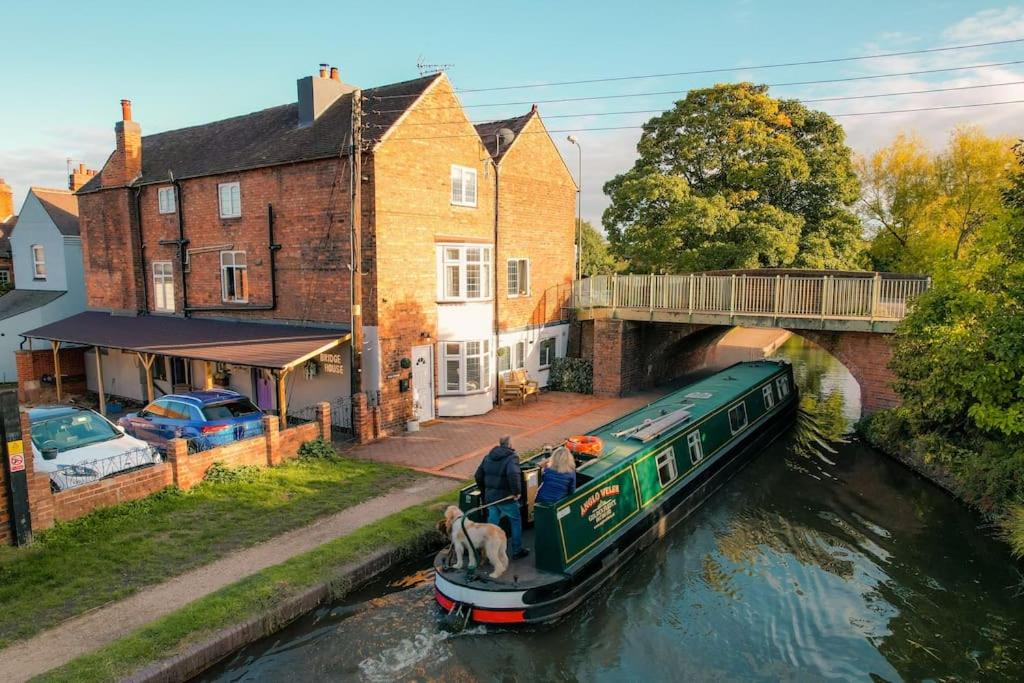 Hidden Gem Canal Facing Retreat with lovely walks, Hopwas (updated ...