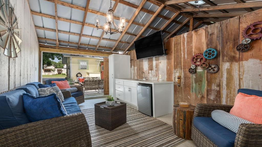 Cottage on Mistletoe hot tub outdoor party barn, Fredericksburg ...
