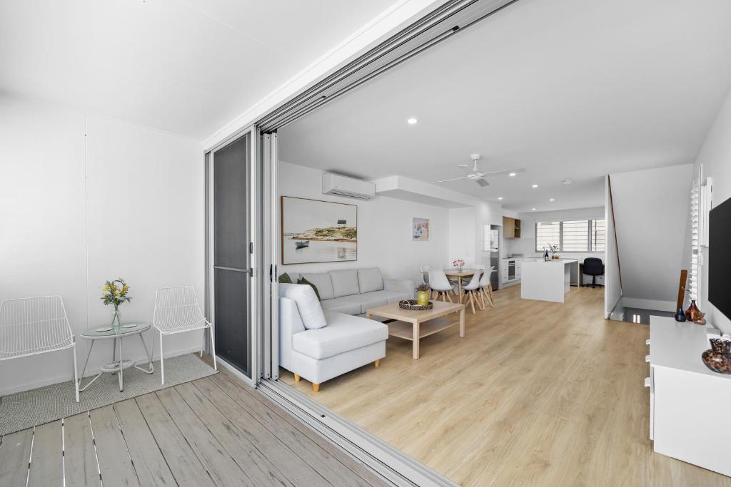 Azure River Side Townhouse, Maroochydore (updated prices 2026)