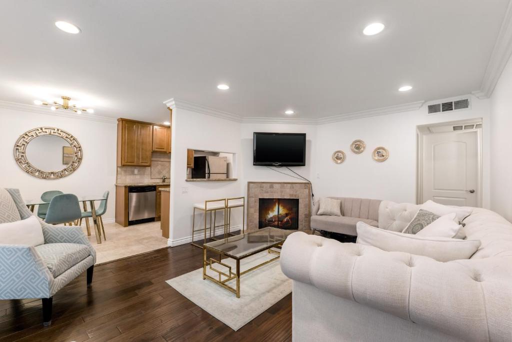 Luxury 2-Bedroom Condo in Studio City, Los Angeles (updated prices 2025)