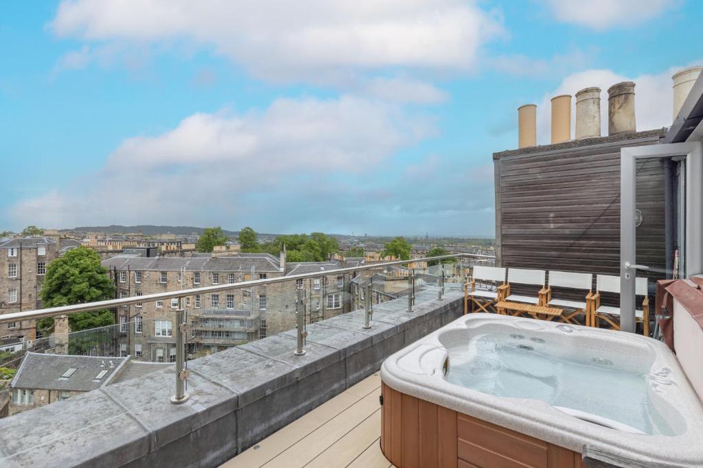 JOIVY Beautiful penthouse with terrace & jacuzzi, Edinburgh (updated ...