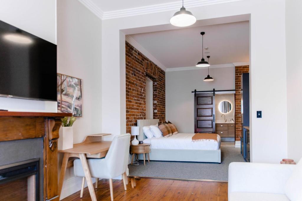 Oxford on Otho, Inverell (updated prices 2025)