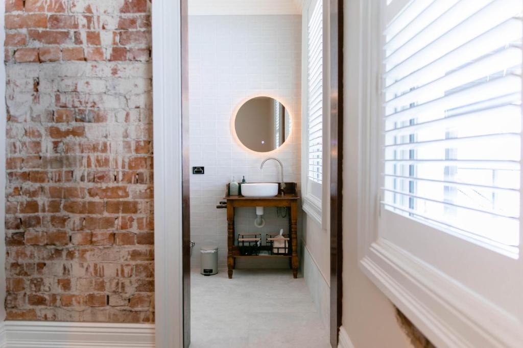 Oxford on Otho, Inverell (updated prices 2025)