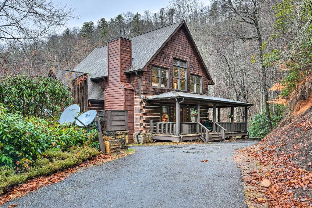Wildflower Luxury Cabin with Hot Tub and Views!, Franklin – Precios ...