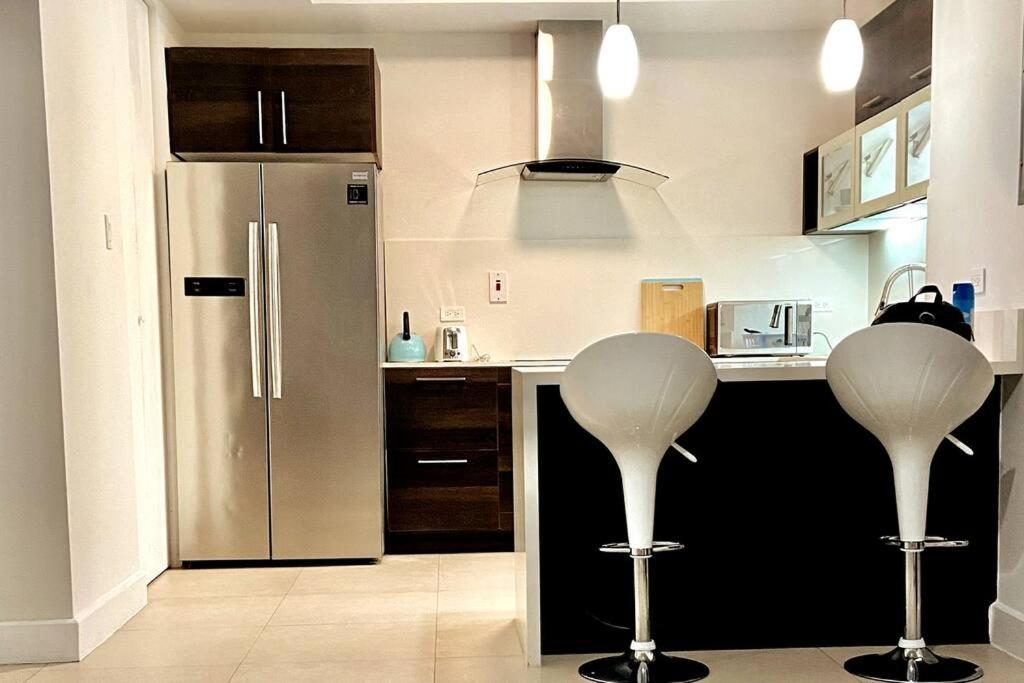 Luxe City View Apt In Kingston With Rooftop Pool - Jamaica