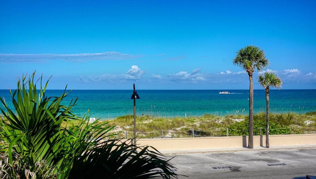 Historic Pass-A-Grille Beach Club Gulf Way Pool, St Pete Beach (prezzi ...