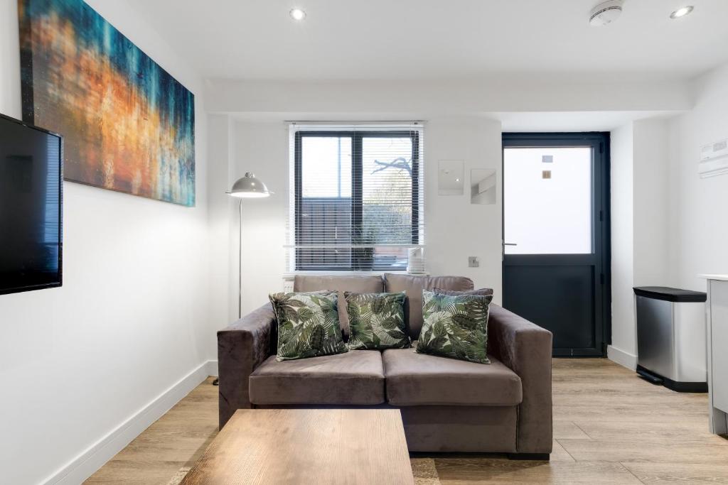 Reading Town Centre 1 & 2 Bedroom Apartment with Parking by Arka Stays ...