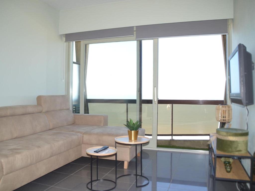 Beautiful renovated studio with beautiful sea view on the 10th floor ...