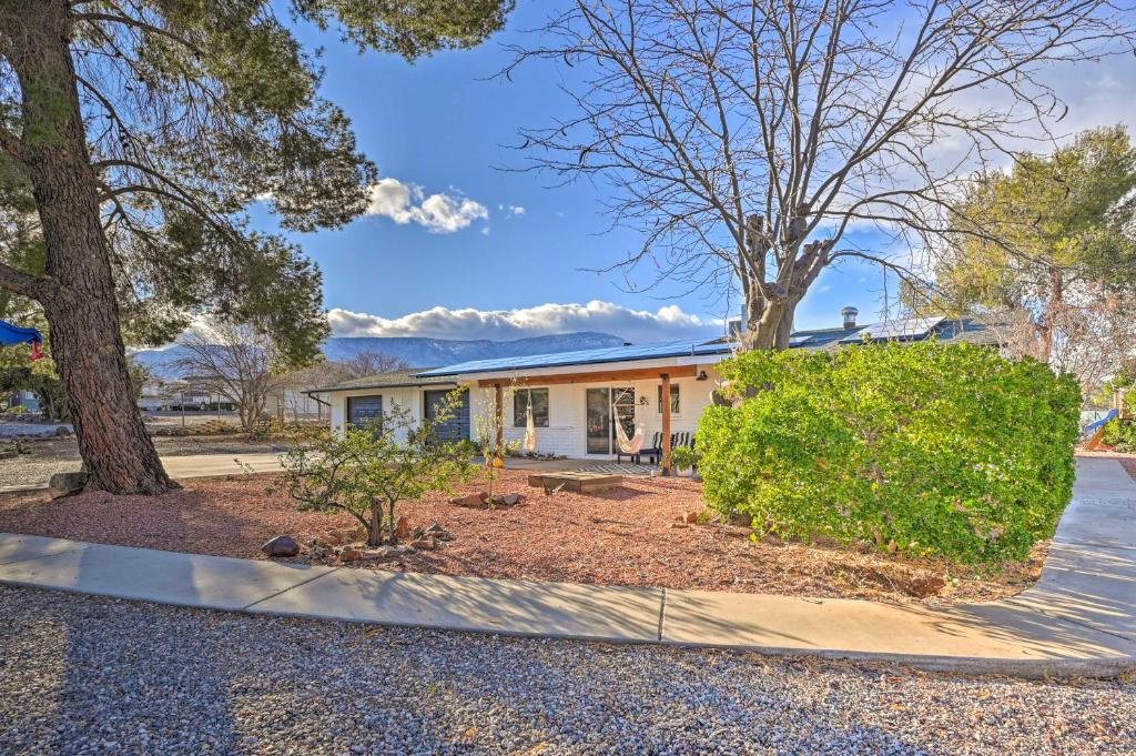 Pet-Friendly Gem with Treehouse 20 Mi to Sedona, Cottonwood (precios ...