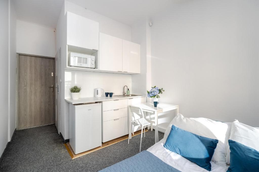 MiniStudio w Hostel Solec50 by Metro Station Centrum Kopernika ...