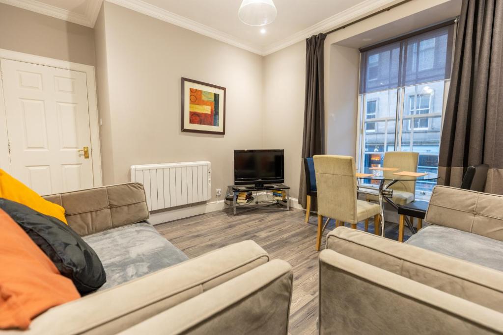 Two Bedroom Apartment Within Walking Distance to City Centre, Edinburgh ...