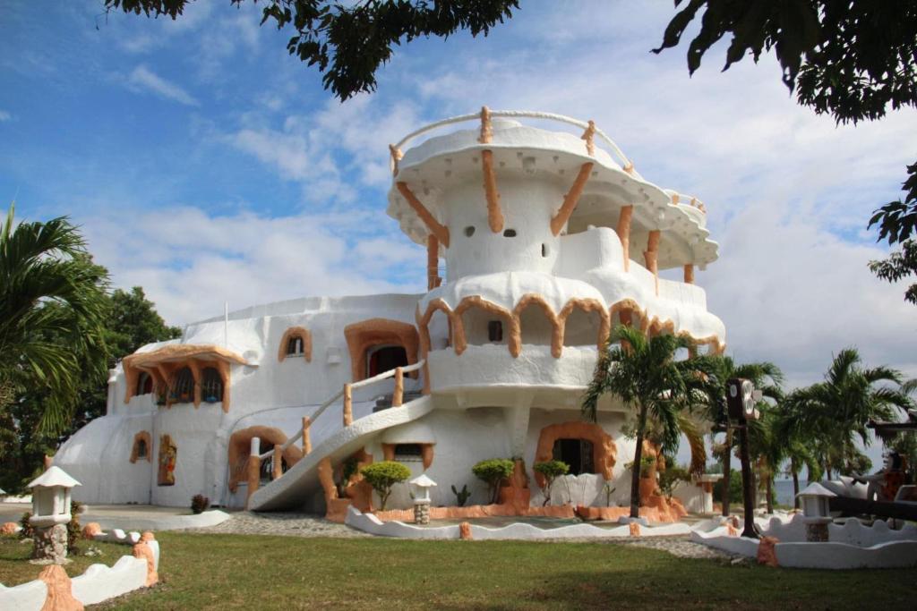 Flintstone cave house, Poctoy (updated prices 2025)