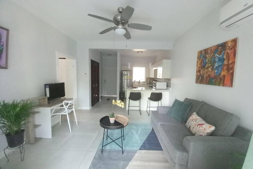 Beautiful, cozy apt with pool, Kingston (updated prices 2024)