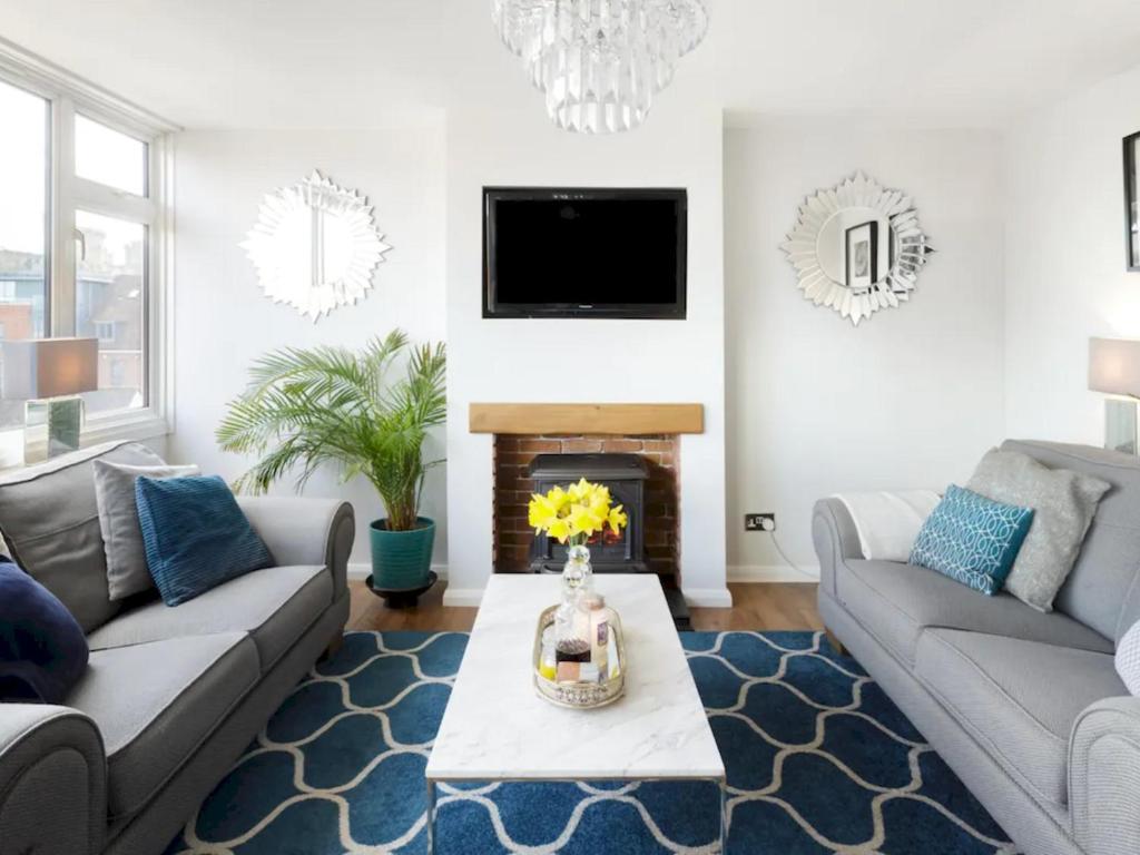 Pass the Keys Eton Penthouse with Amazing Castle River Views, Windsor ...