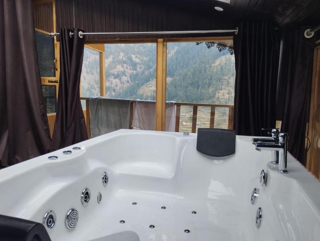 Luxury Treehouse with Jacuzzi in Jibhi, Jibhi (updated prices 2024)