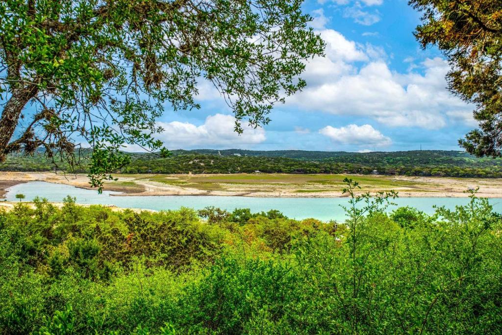 Lakeside Escape, Lakehills (updated prices 2025)