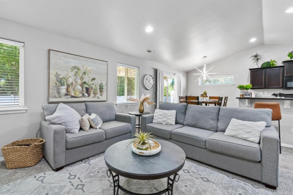 Stoddard Trailhead Central Nampa Home - Sleeps 10, Nampa (updated ...