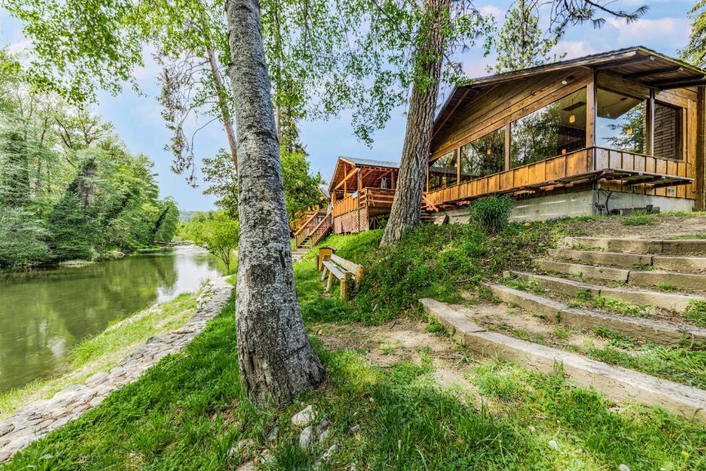 The Lindsay Lodge, Applegate (updated prices 2025)