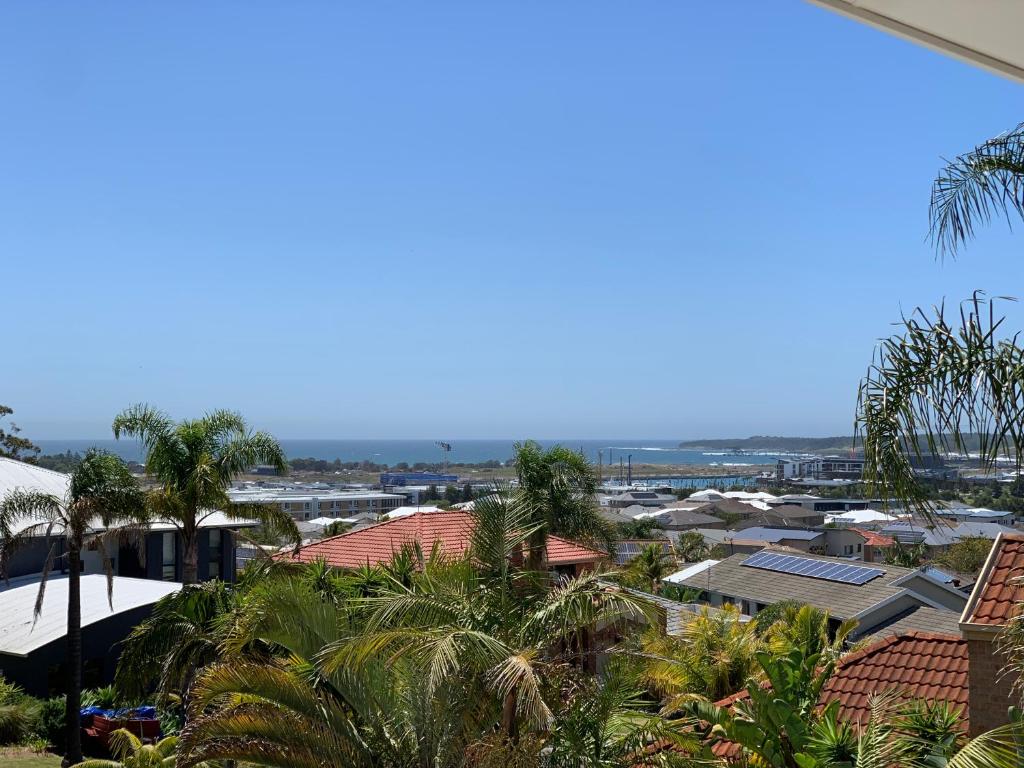Cheerful/family friendly home with water views, Shellharbour – Updated ...