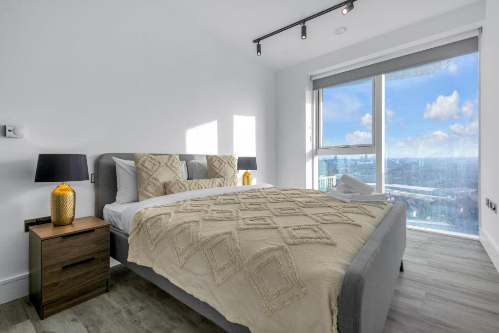 Spectacular 01 & 02 bedroom apartment in Icon Tower near Ealing, London ...