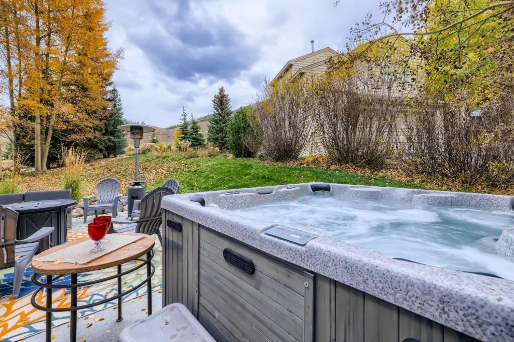 Holiday home 2 Bedroom PLATINUM Vacation Paradise! Hot Tub,Kick back in ...