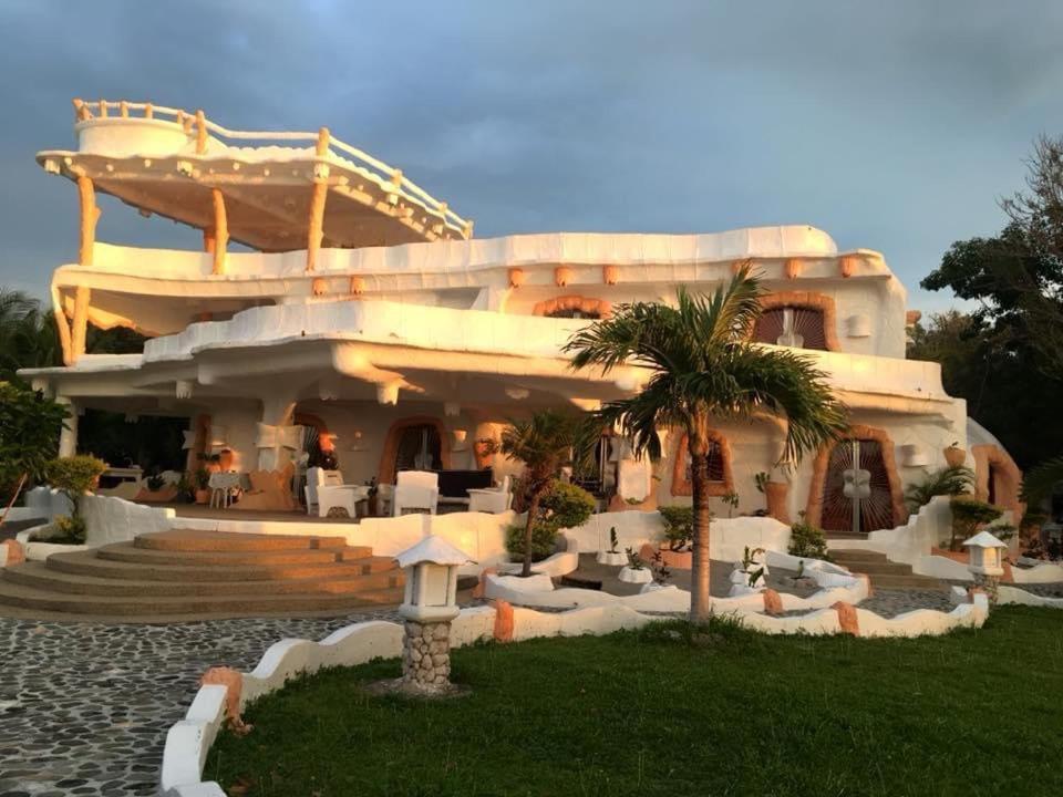 FLINTSTONE CAVE HOUSE, Poctoy (updated prices 2026)