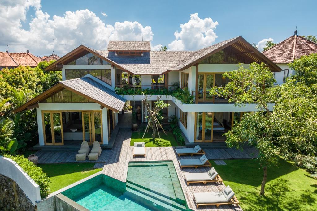 Villa Kauh - Luxury Tropical 5BR Villa Close to Pererenan Beach, Canggu ...