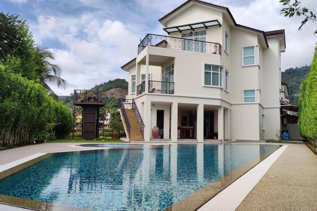 Retreat @Balik Pulau With Private Swimming Pool And Basketball Court,up To 12pax - Penang