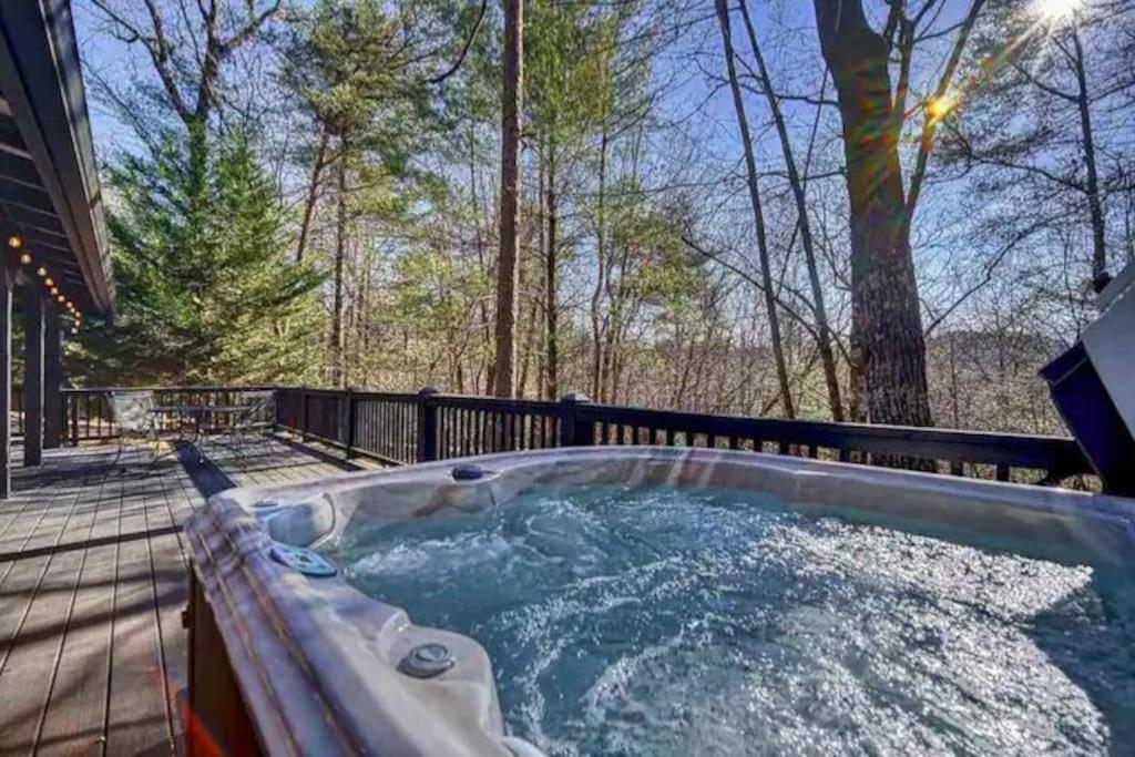 Cozy 2-bedroom cabin with hot tub-Hilltop Hideaway, Ellijay ...