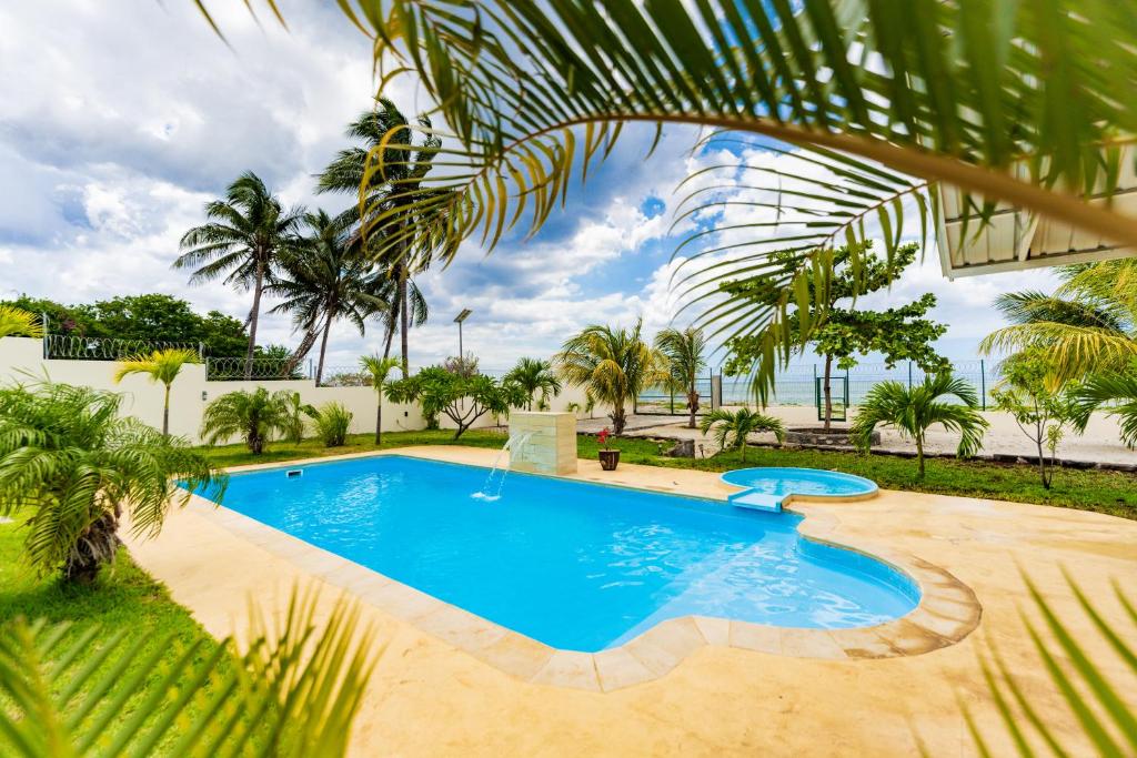 Stella Marris Villa- 3 Bedroom Beachfront Villa, Pointe aux Sable ...