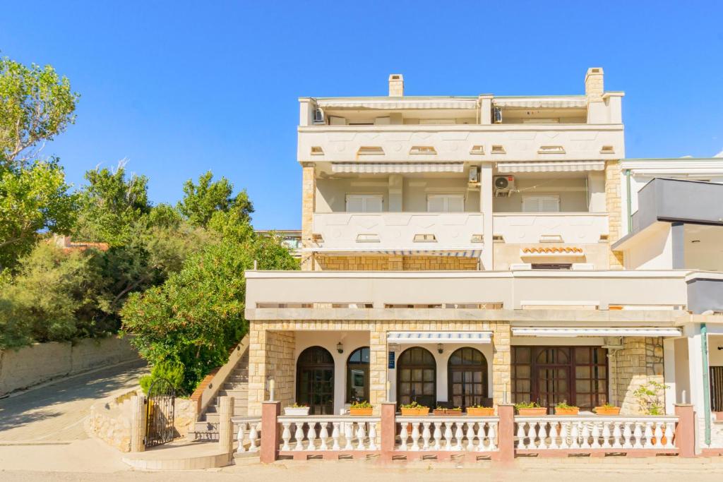 Apartments Galinec with mountain and seaview, Metajna, Croatia - Booking.com