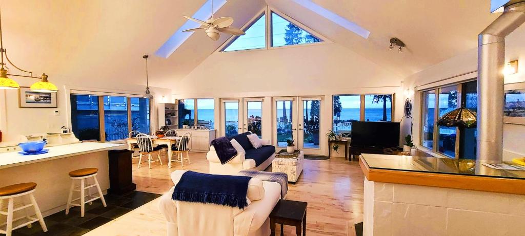 Bella White House by IRIS PROPERTIES!, Sechelt (prezzi aggiornati per ...