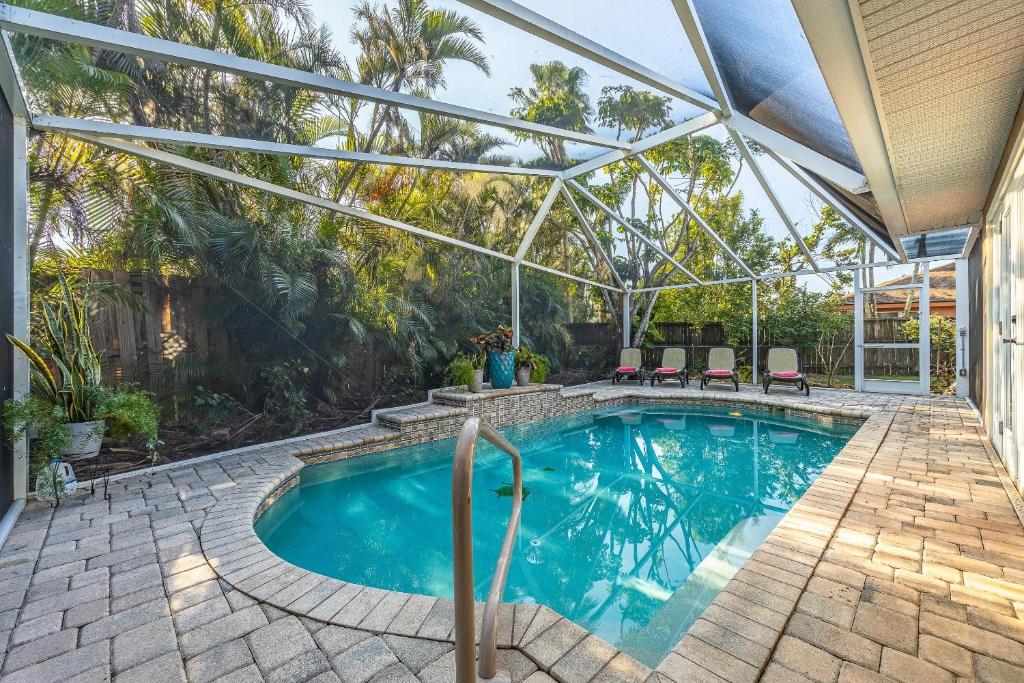 Pool, 2 Living Room Areas, Sleeps 8 - Villa Town and River (EE.UU. Fort ...