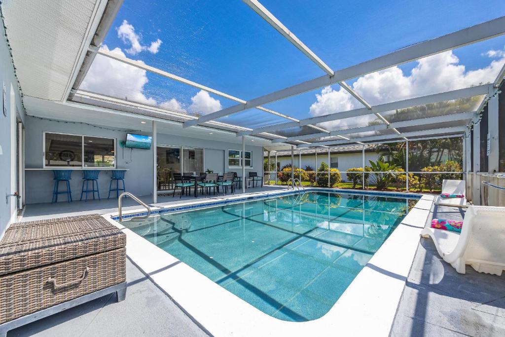 Fun, Relaxation, POOL, spacious, Sleeps 12- Villa Sea Crest Cottage ...
