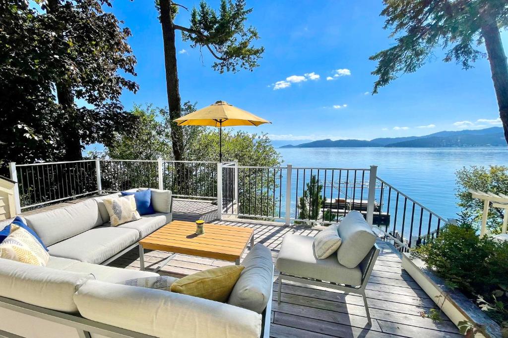 Peaceful Lakeside Retreat with Deck and Amazing Views!, Lakeside ...