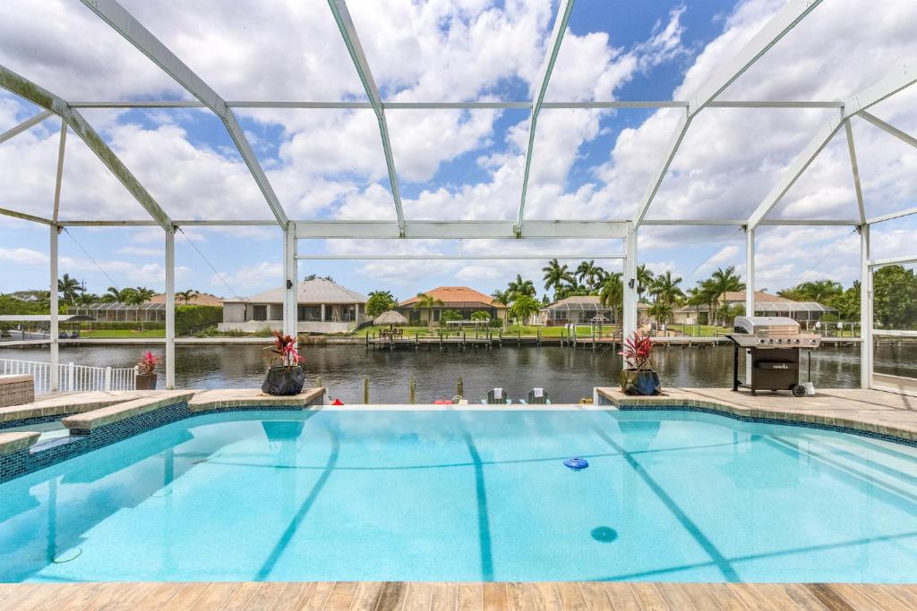 Heated Infinity Pool, Gulf Access, Pool table, sleeps 22 - Cape Coral ...