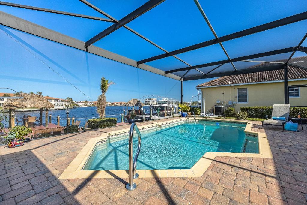 Pool, Gulf Access, Beautiful Views of Bimini Basin, Dock with Tiki Hut ...